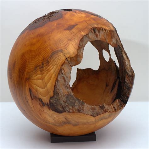 Hohle Kugelform Aus Eibenholz Skulpturen Objekte Und Kugeln Unikate Aus Holz
