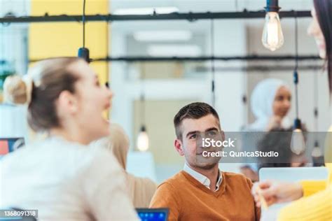 디지털 프로젝트를 담당하는 팀입니다 스타트업 비즈니스 환경에서 일하는 동료 그룹입니다 현대 사무실에서 즐거운 시간을 보내고 있는