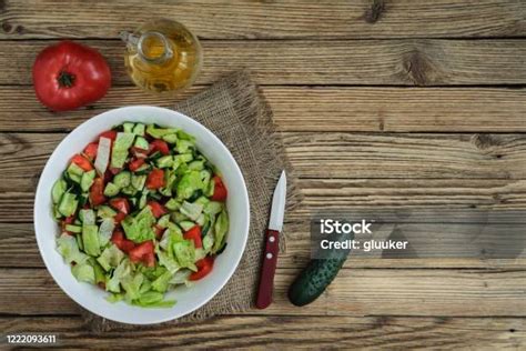 오이 토마토 빙산 양상추의 신선한 야채 샐러드는 삼베 냅킨과 오래된 나무 배경에 그릇에 섞어 상단 보기 복사 공간으로 예술 소박한 모형 0명에 대한 스톡 사진 및 기타