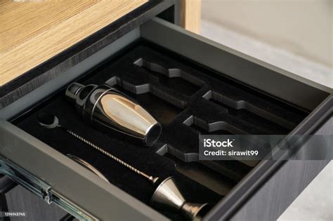 나무 상자에 바텐더 도구 서랍의 셰이커와 식기 바텐더 장비 서랍에 대한 스톡 사진 및 기타 이미지 서랍 0명 강철 Istock