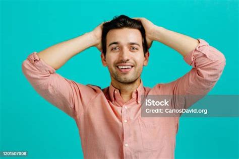 푸른 스튜디오 배경에 고립 된 미소 짓는 젊은 성인 남자의 초상화 T 셔츠에 대한 스톡 사진 및 기타 이미지 T 셔츠 갈색