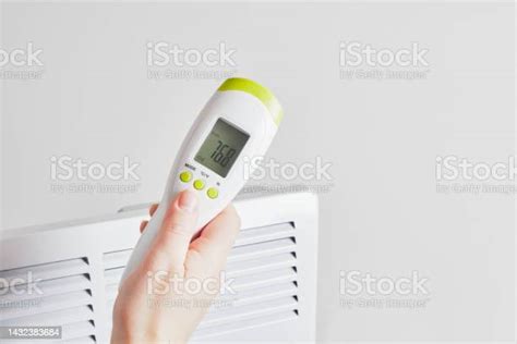 전기 라디에이터의 배경에 표면 온도와 공기를 측정하기위한 전기 적외선 온도계 가정의 방에 대한 스톡 사진 및 기타 이미지 가정의 방 개념 건강관리와 의술 Istock