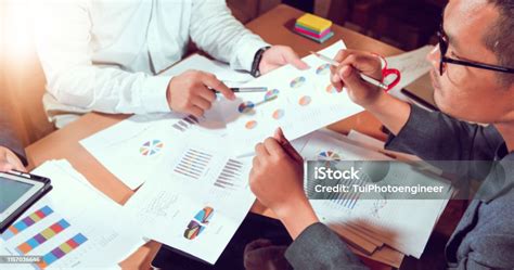 랩톱 컴퓨터와 그래프 금융 다이어그램백에서 작업 사무실 테이블에 아시아 기업인과 사업가 분석 문서 경영자에 대한 스톡 사진 및 기타 이미지 Istock