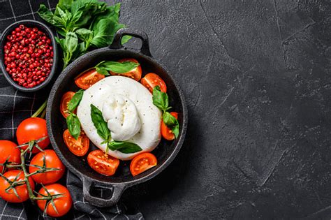 부라타 모짜렐라 체리 토마토 바질을 곁들인 카프리즈 샐러드 검은 색 배경입니다 맨 위 보기 복사 공간 0명에 대한 스톡 사진 및