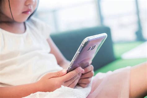六成幼儿每天看屏超时 别再用屏幕“打发”孩子 — 家庭与生活报