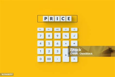 가족 예산 계획 가격 분석 사업 개념입니다 최고의 비용 재무 계산 특별 할인 계산기 버튼과 큐브는 주황색 배경에 비문 가격입니다 3d 렌더링 3차원 형태에 대한 스톡 사진