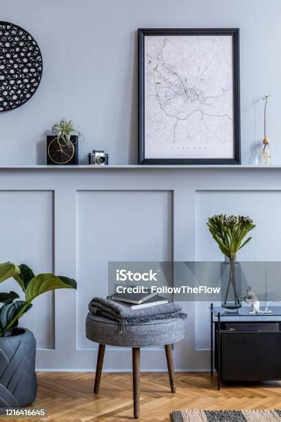 검은 모형 포스터지도 회색 의자 검은 커피 테이블 식물 꽃병에 꽃 장식 카펫 책과 우아한 개인 액세서리와 스칸디나비아 거실의 인테리어 디자인 0명에 대한 스톡 사진 및 기타