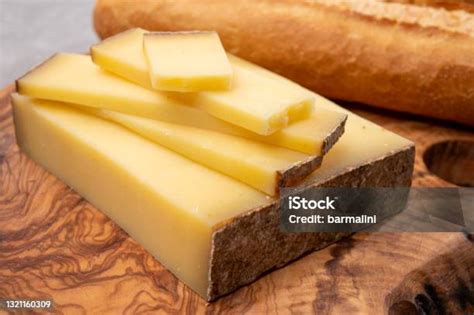 프랑스 음식 프랑스의 프랑슈 콩테 지역의 젖소 우유로 만든 치즈 콤코트 와 신선한 구운 바게트 빵 0명에 대한 스톡 사진 및 기타 이미지 Istock