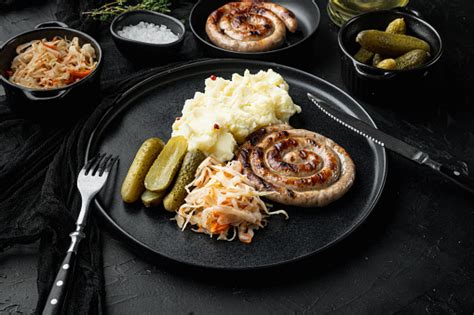 으깬 감자와 소금에 절인 양배추를 검은 색 배경에 곁들인 전통적인 독일 소시지 0명에 대한 스톡 사진 및 기타 이미지 0명 감자 요리 검은색 Istock
