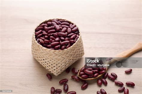 나무 테이블과 나무 숟가락에 바구니에 유기농 붉은 신장 콩 채식주의자를 위한 단백질 영양 성분 0명에 대한 스톡 사진 및 기타 이미지 Istock