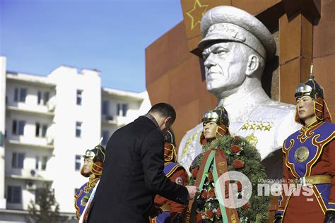 Маршал Г К Жуковын хөшөөнд цэцэг өргөлөө News Mn