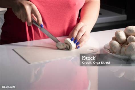소녀의 손은 흰색 테이블 상단에 흰색 플라스틱 보드에 버섯 버섯을 잘라 요리 과정 고급 요리에 대한 스톡 사진 및 기타 이미지 고급 요리 날것 단면도 Istock
