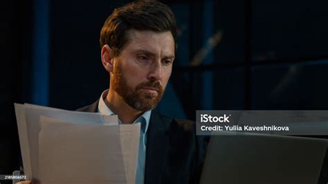 백인 40 대 사업가 직원 감사관 중년 남자 저녁 밤 사무실에 앉아 비즈니스 문서 읽기 논문 법적 계약 수심에 잠긴 직원 생각