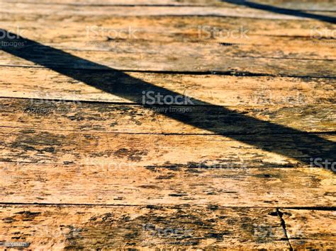 표면에 곰팡이와 곰팡이 빈티지 스타일의 개념으로 오래된 더러운 나무 줄무늬 패턴 이나 질감 야외 벽지 또는 벽 집 장식 오후에 라이트 레이 섀도우가 있습니다 0명에 대한