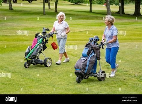 Paar Beim Golfspielen Fotos Und Bildmaterial In Hoher Auflösung Alamy