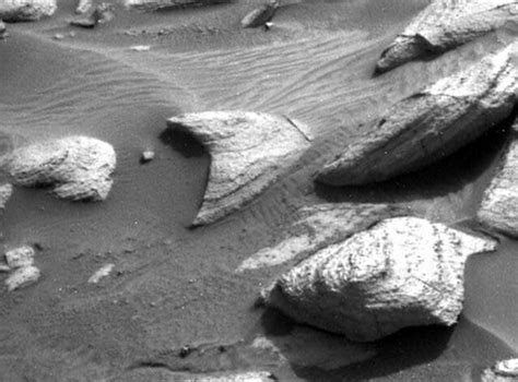 Curiosity Rover Captures Rock Shaped Like Star Trek Insignia On Mars News Directory 3