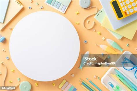 개학 분위기를 만끽하세요 카피북 필통 계산기 알파벳 문자 연한 주황색 배경에 스티커 메모 텍스트 또는 프로모션을 위한 빈 원과