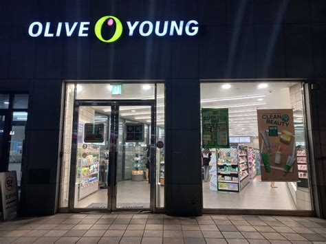 외국인들의 필수 코스 올리브영 사회부와 그룹취재부 대한민국청소년기자단