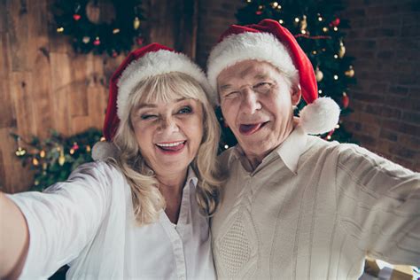 두 미친 재미 펑키 유치 한 장난 명랑 사랑 스러운 귀여운 매력적인 귀여운 친구 사람들이 남편 아내의 깜박이 밖으로 혀를 보여주는 전나무 소나무 근처 흰색 볼과 모자에