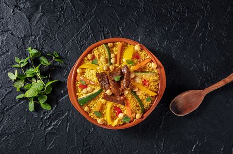 고기와 야채가있는 쿠스쿠스 축제 모로코 저녁 식사 오버 헤드 슬레이트에 대한 스톡 사진 및 기타 이미지 슬레이트 0명 검정색 배경 Istock