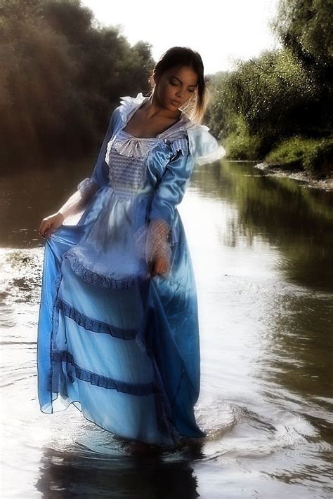Девушка в голубом Tie dye skirt Victorian dress Fashion