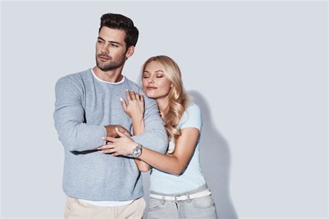 Pareja Amorosa Hermosa Joven Pareja Abraz Ndose Y Sonriendo Foto Premium