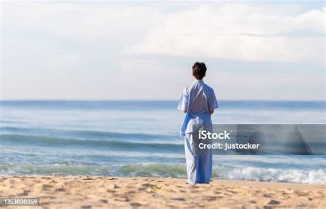 해변에서 휴식을 취하고 책을 읽는 젊은 환자 해변에서 여행하는 동안 장애인 남자 해변에 혼자 서있는 환자 12 13세에 대한 스톡 사진 및 기타 이미지 Istock