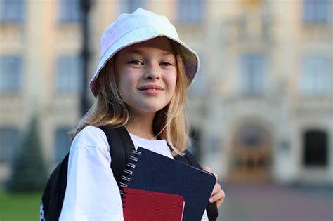 길거리에서 책과 배낭을 들고 있는 똑똑한 아이들 그녀는 학교 캠퍼스에서 공부하는 귀여운 여고생입니다 6 7 살에 대한 스톡 사진 및 기타 이미지 Istock