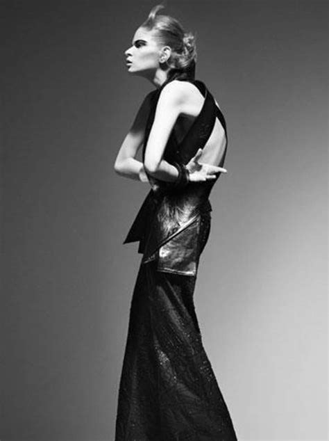 23 Incredibly Awkward Modeling Poses That Deserve To Be Laughed At