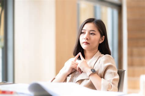 쇼룸에서 재료 샘플 보드작업하는 건축가 또는 인테리어 디자이너 부동산 가정 장식의 사업 창의적인 사람들이 일터에서 일합니다 사무실 책상에서 컬러 팔레트로 작업하는 젊은