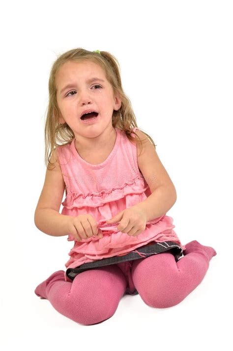 Kleines Mädchen Schreit Lokalisiert Auf Weiß Stockbild Bild Von Schön