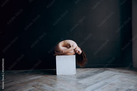 Stock Foto „beautiful Natural Naked Girl Artistic Posing At A Stylish