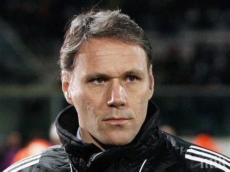 Ван Бастен с жестока атака срещу Барселона Йохан Кройф щеше да се срамува Информационна