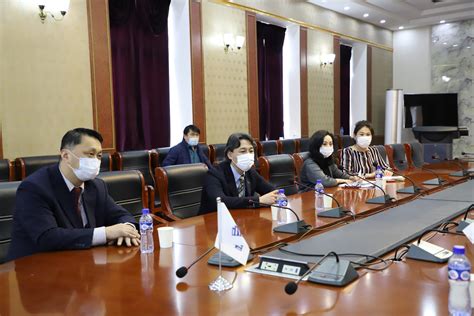 Өвөр Монголын Багшийн Их Сургуулиас хандив гардууллаа Монгол Улсын Их Сургууль