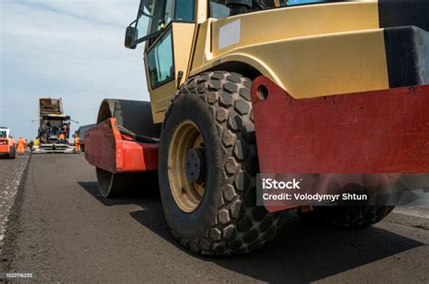 아스팔트 포장에서 노란색 빨간색 무거운 진동 롤러 압축기의 세부도로 복구에 대 한 작동 합니다 새도 건설 현장에 일 수리 건설 산업에 대한 스톡 사진 및 기타 이미지