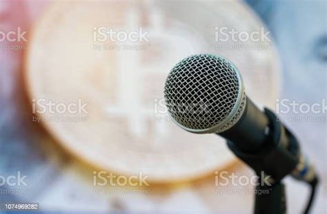 세미나 회의 개념 마이크 음성 또는 세미나 룸에서 말하기에 대 한 이야기는 사업과 Bitcoin 돈 배경에 대 한 대학에서 청중에 게 강의 교사 교육 관련 직업에 대한 스톡