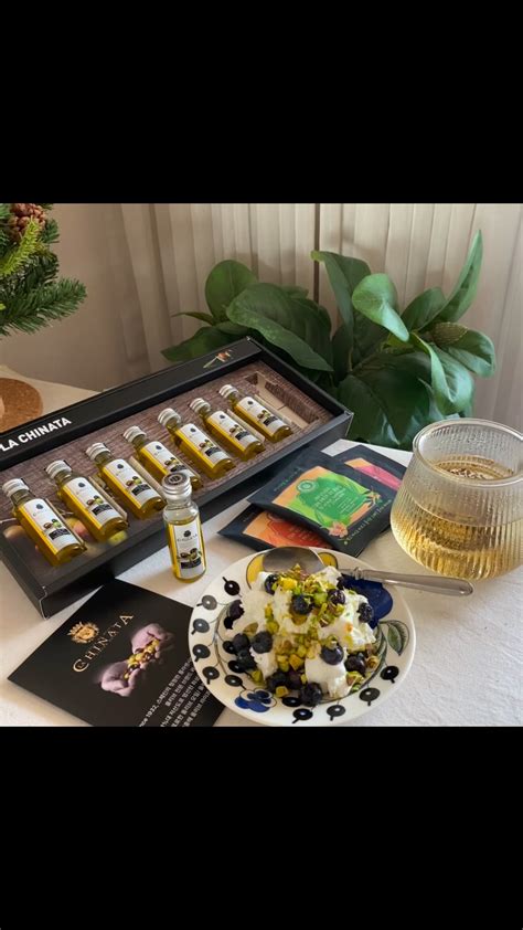 4월의라라 제품제공 올리브오일과 올리브잎 티로 완성된 저의 건강하고 맛있는 아침 그릭요거트에 블루베리 견과류 그리고 미니 엑스트라버진 올리브오일을 듬뿍 넣고 소금