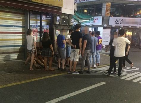 남녀 알몸 질주 화제신촌 외국인들 밤풍경 들여다보니 일요신문