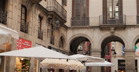 거리 건물 외관 건축 건축의 고딕 지구 관광 구시가지 기둥 기이 한 남부 유럽 대기의 도시 풍경 도시의 도시의 삶 레스토랑 레저 마을 광장