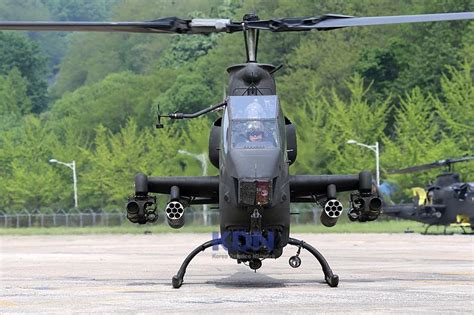 자주국방네트워크 시동걸고 이륙 준비하는 Ah 1s코브라 공격헬기 Kdn Military Photo