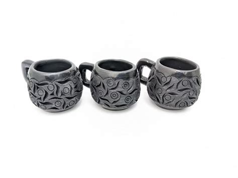 Set De 3 Mini Tazas De Barro Negro Decorativas Caladas A Mano 6cm