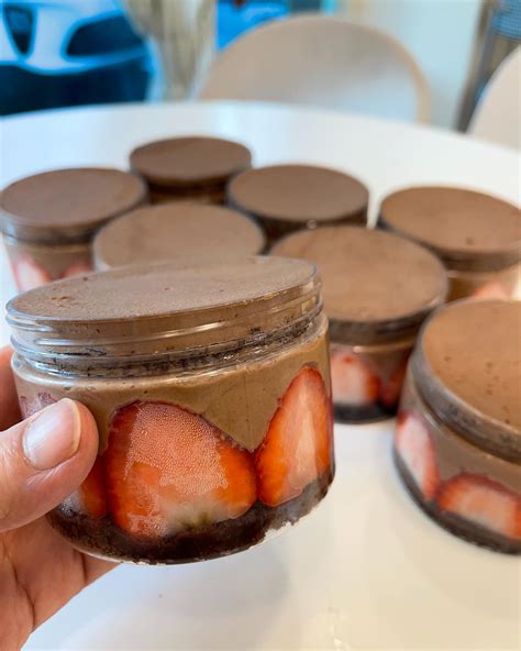🍓🍫딸기초코컵케이크 출시되었어요🍓🍫 딸기 초코의 조합은 진리죠 퐁신한 초코시트에 깔리바우트초코크림 그리고 딸기를 아낌없이