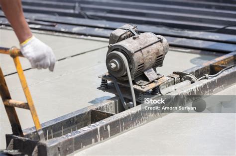 프리캐스트 콘크리트 벽 건설 현장에서 젖은 콘크리트를 붓는 기계를 운영하는 건설 노동자 작업자 또는 석공 작업 또는 현장