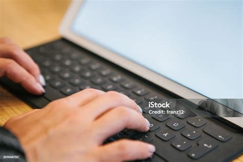 독일 편지와 함께 태블릿 키보드에 손입니다 원격 작업 자유롭게 블로깅 디자인 및 컴퓨터에 관련 된 다른 직종의 개념 개념에 대한