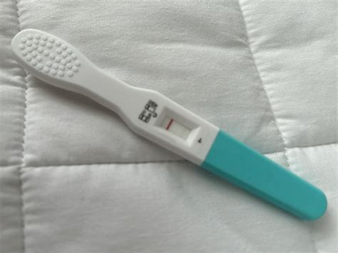 스치니들아 나 이거맞아 이거 임신맞아 어제따라 엄청 우울하길래 진짜 혹시몰라서 해본건데 임신인가 당황 혼란 그자체
