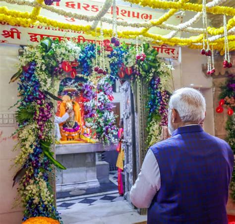Pm Modi In Dwarkadhish Temple Offers Prayer To Shri Krishna Nagri Sudarshan Setu Innaugration