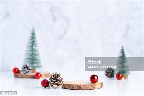 소나무 콘과 장식 크리스마스 공과 흰색 테이블과 대리석 타일 벽 배경에 빈 나무 로그 플레이트와 크리스마스 트리clean 최소한의 간단한 Styleholiday 여전히 생활