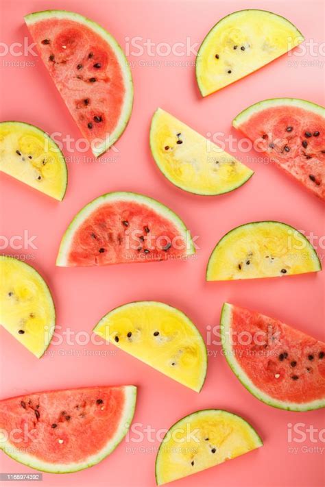모양의 분홍색 배경에 빨간색과 노란색 수박의 조각 최소한의 음식 개념 아이디어 0명에 대한 스톡 사진 및 기타 이미지 0명