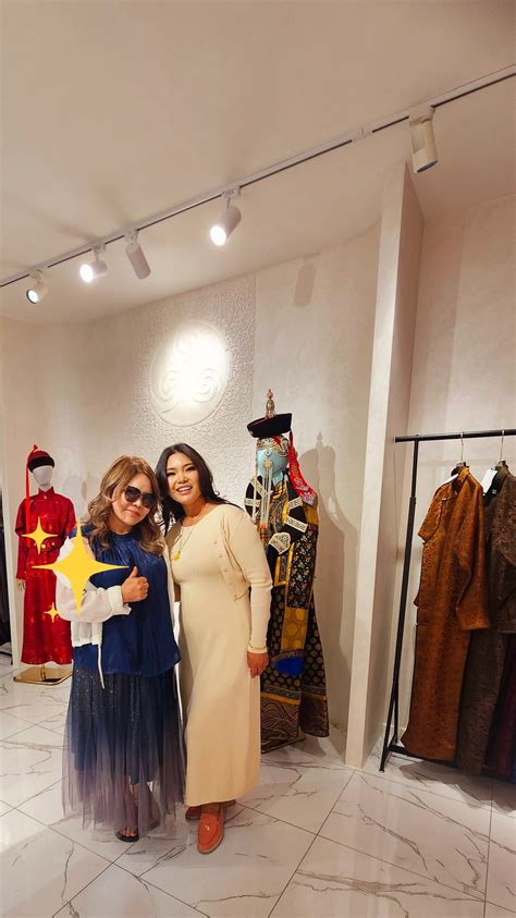 Алтанцэцэг Наадмын гоёлоо энэ хөөрхөн охиноос авлаа Урлаг уран бүтээлчийн ажилд нь Амжилт