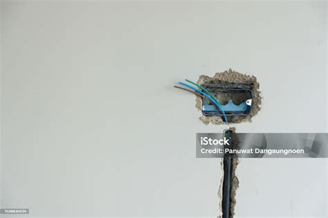 석고 아래의 전기 배선 콘크리트에 소켓을위한 숨겨진 설치 케이블 주택 및 아파트 개념의 개조 수리 및 개발 구멍에 대한 스톡